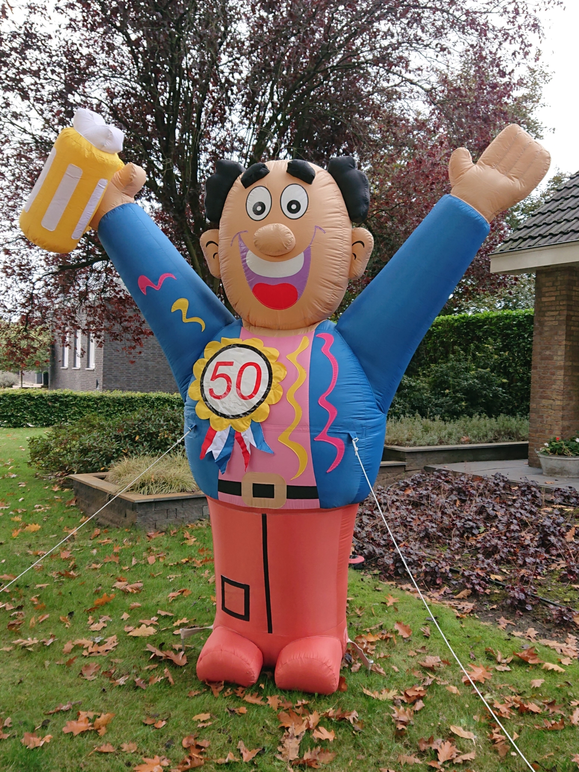 Abraham feestend, 50 jaar opblaaspop huren, blije vrolijke pop verhuur